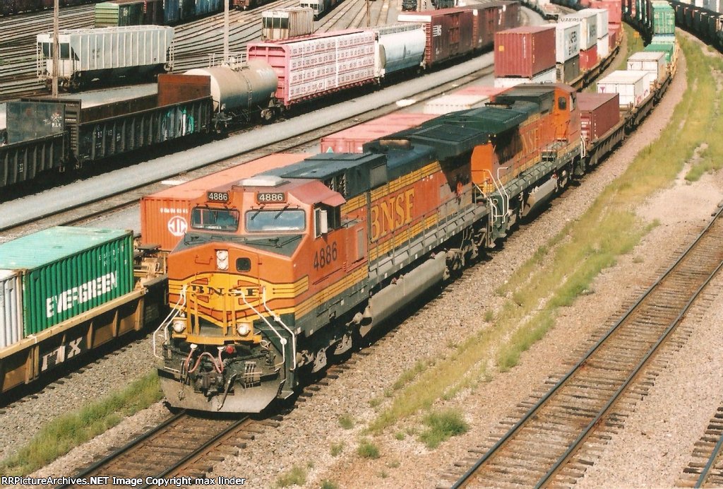 BNSF 4886